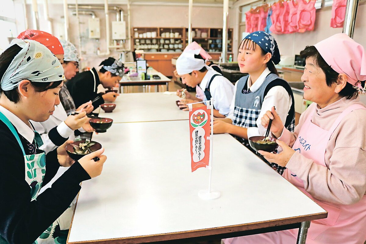 野菜ふんだんスープ完成 砺波工業高生、食改推進員に教わる｜北日本新聞webunプラス