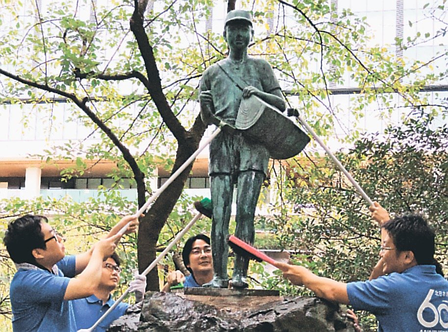 新聞少年像を清掃、2年ぶりさっぱり 10月19日は新聞配達の日｜北日本新聞webunプラス