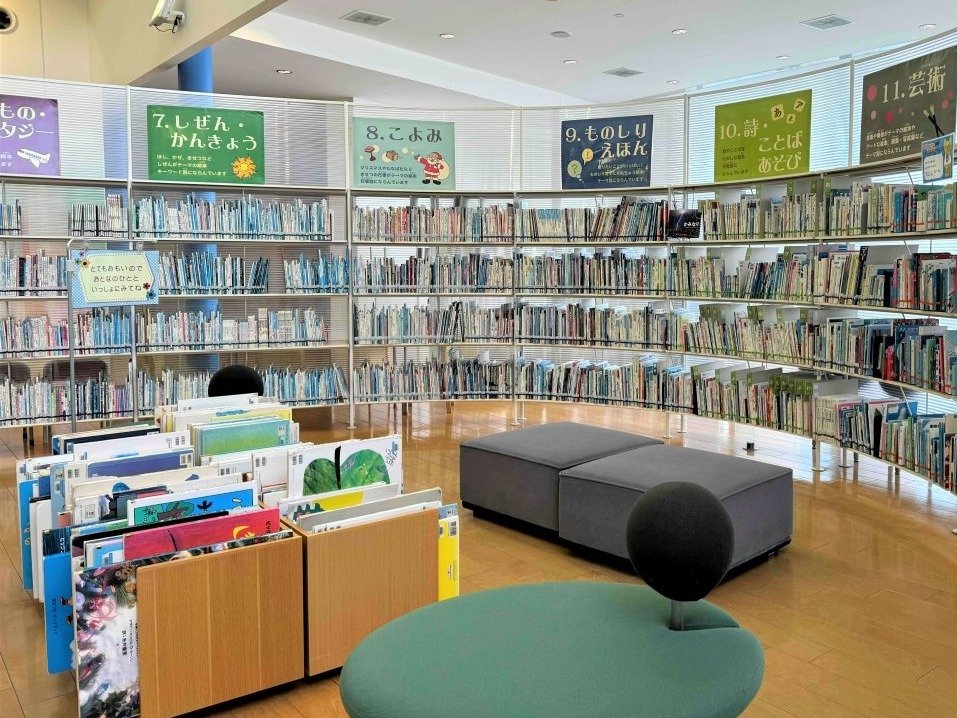 絵本1万冊以上！工作やカフェで親子とも大満足な「射水市大島絵本館」【親子でGO！オイシイおでかけ⑭】 コノコト｜北日本新聞webunプラス