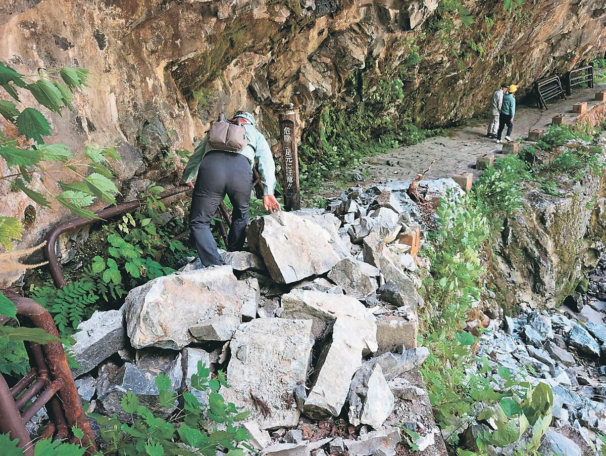 「猿飛峡」遊歩道に落石 復旧に数年かかる見通し、トロッコ全線開通後か｜北日本新聞webunプラス