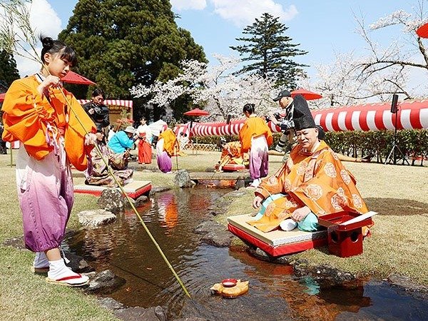 平安歌遊び、優雅 富山でふちゅう曲水の宴、「春」にちなみ朗詠｜北日本新聞webunプラス
