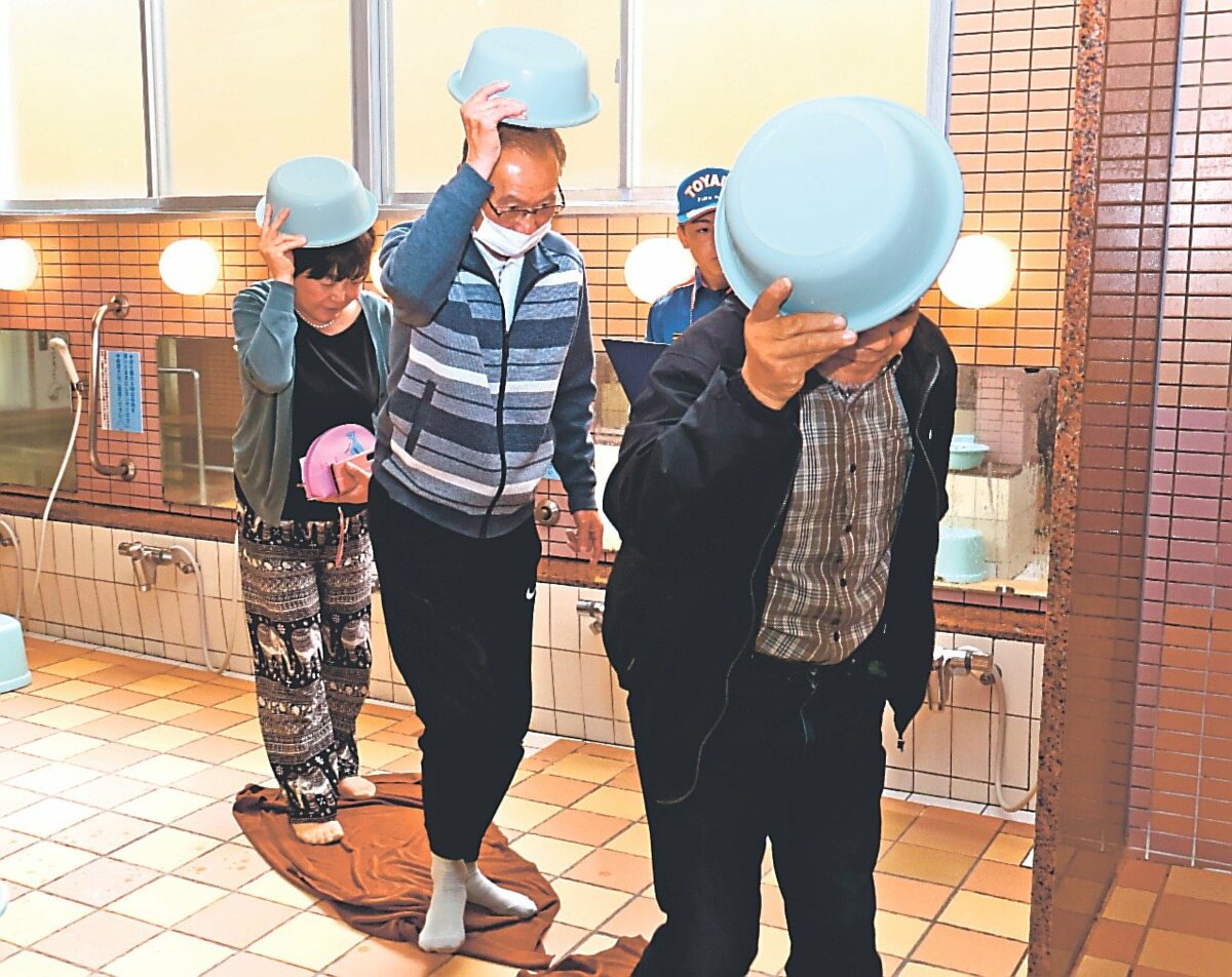 入浴中に地震、どう避難？ 富山・水橋温泉で利用者ら訓練｜北日本新聞webunプラス