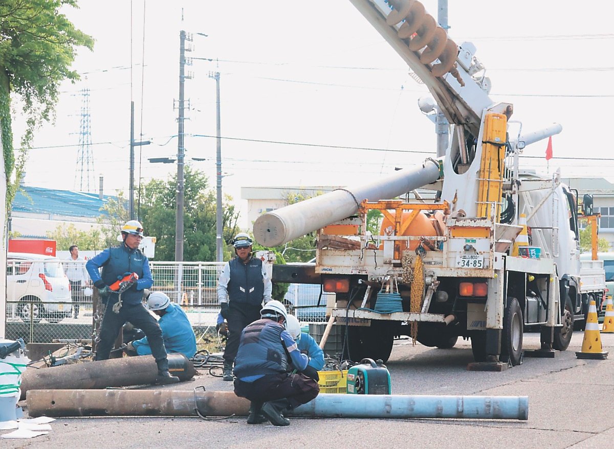 猛暑の中、80戸一時停電 富山の事故で電柱倒れ｜北日本新聞webunプラス
