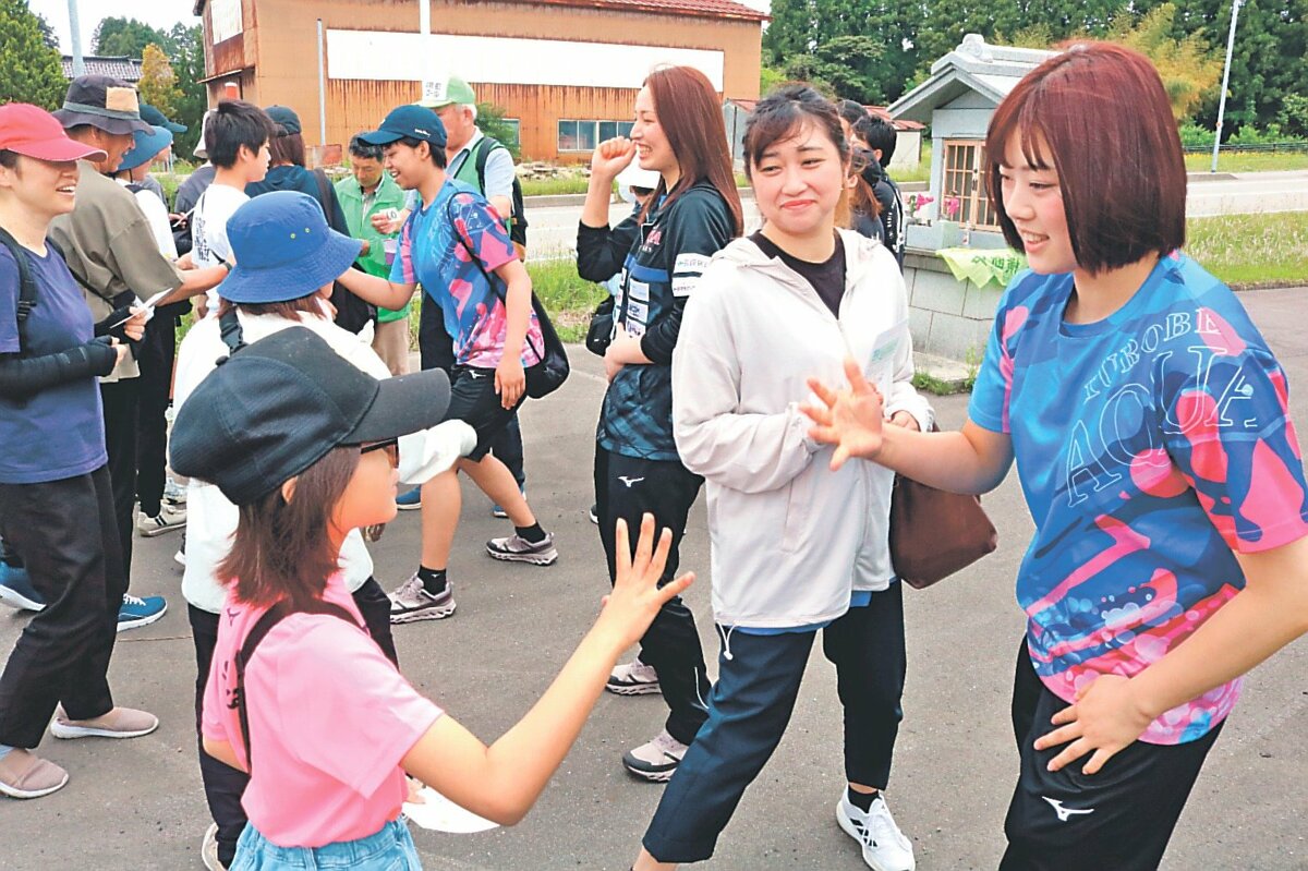 共に歩けば顔なじみ 黒部・田家地区でチャレンジウオーク、住民200人が世代間交流｜北日本新聞webunプラス