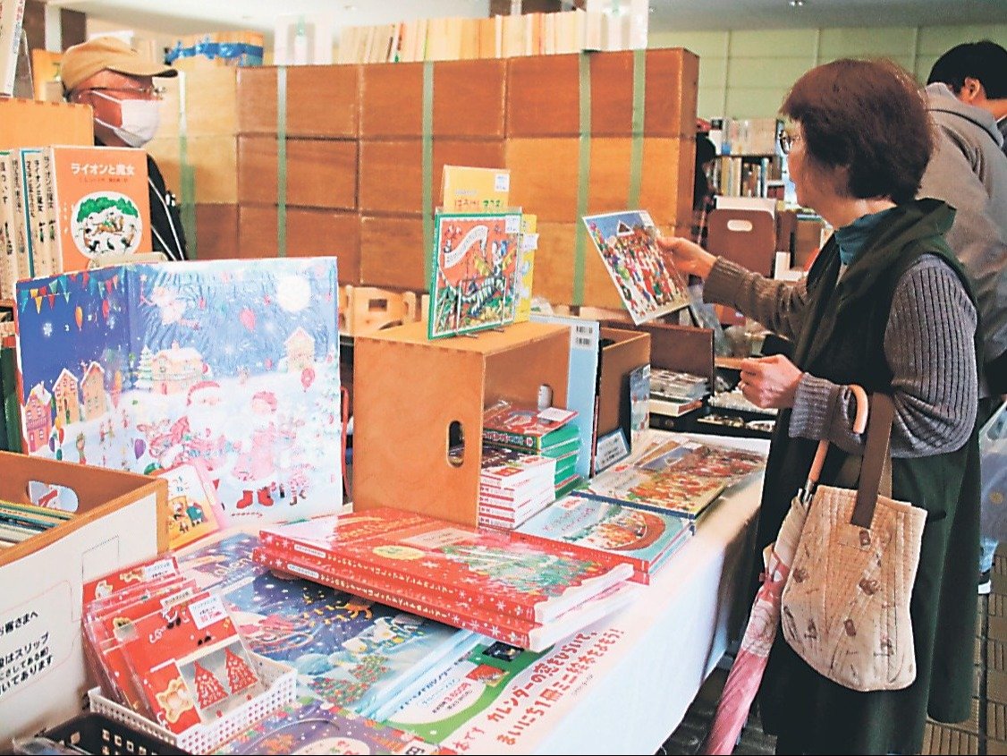 上市駅の古本市にぎわう 18事業者が出店、3日まで｜北日本新聞webunプラス