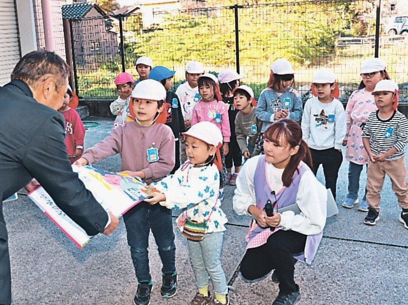 配達ありがとう 富山・上滝保育園児、郵便局訪れ感謝｜北日本新聞webunプラス