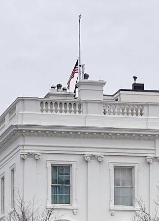 米政府庁舎、再び半旗に戻る｜北日本新聞webunプラス