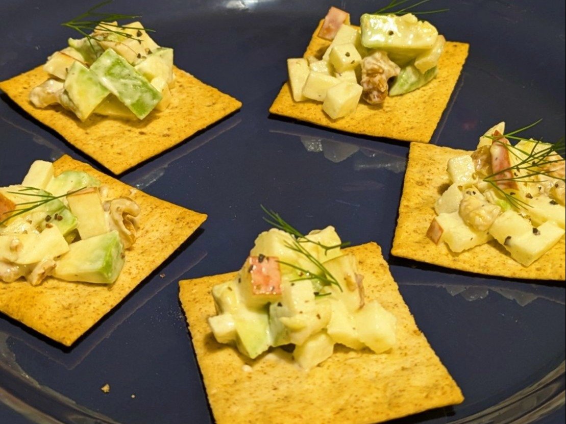 クリスマスカラーで華やかに♪アボカドとりんごのマヨネーズ和え【休日のレシピ(129)】 コノコト｜北日本新聞webunプラス