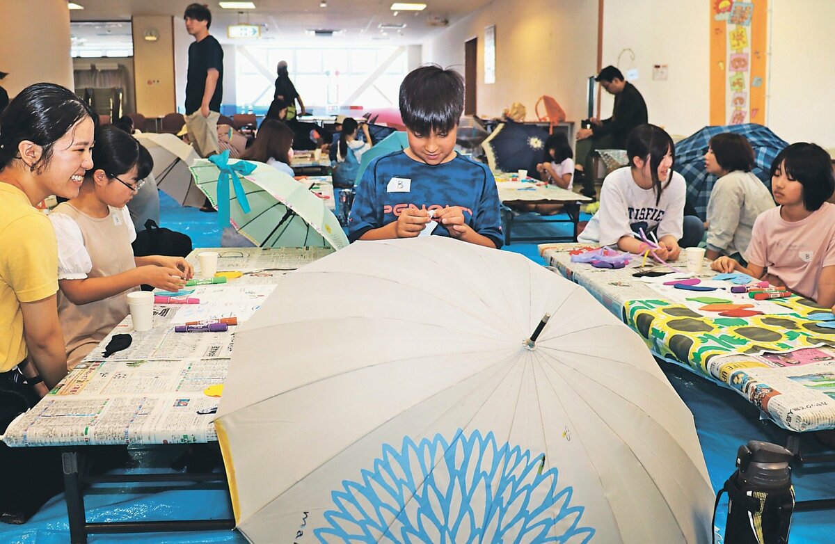 傘に世界の鳥描く 南砺で児童が飾り付け、8月「スキヤキ」のパレードで披露｜北日本新聞webunプラス