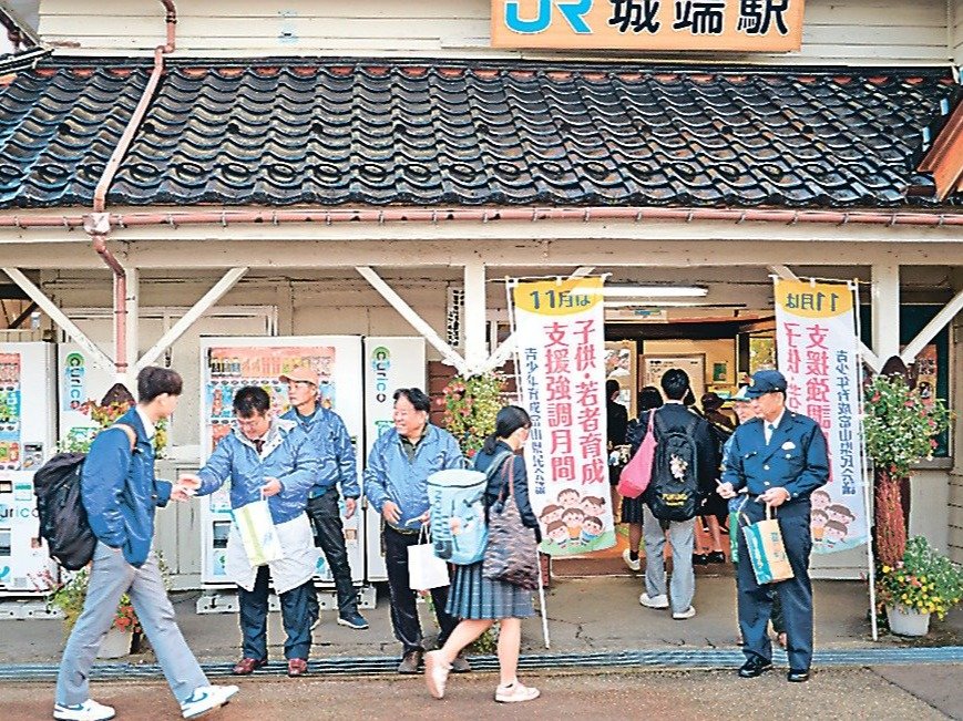 城端駅前であいさつ運動 青少年育成南砺市民会議｜北日本新聞webunプラス