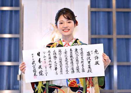 藤沢里菜女流本因坊が就位式｜北日本新聞webunプラス