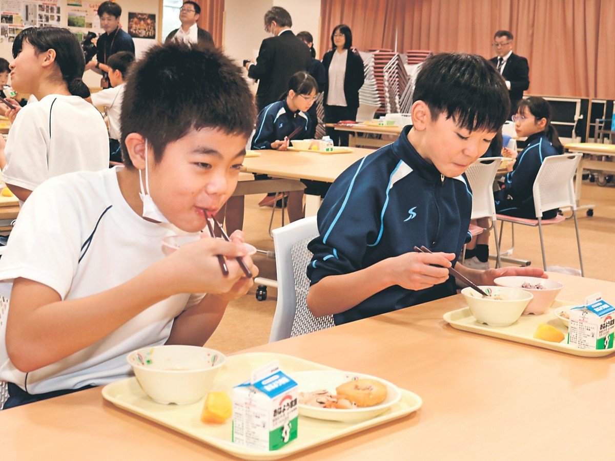 南砺市誕生20年、記念給食おいしい 地元産食材でお祝い｜北日本新聞webunプラス