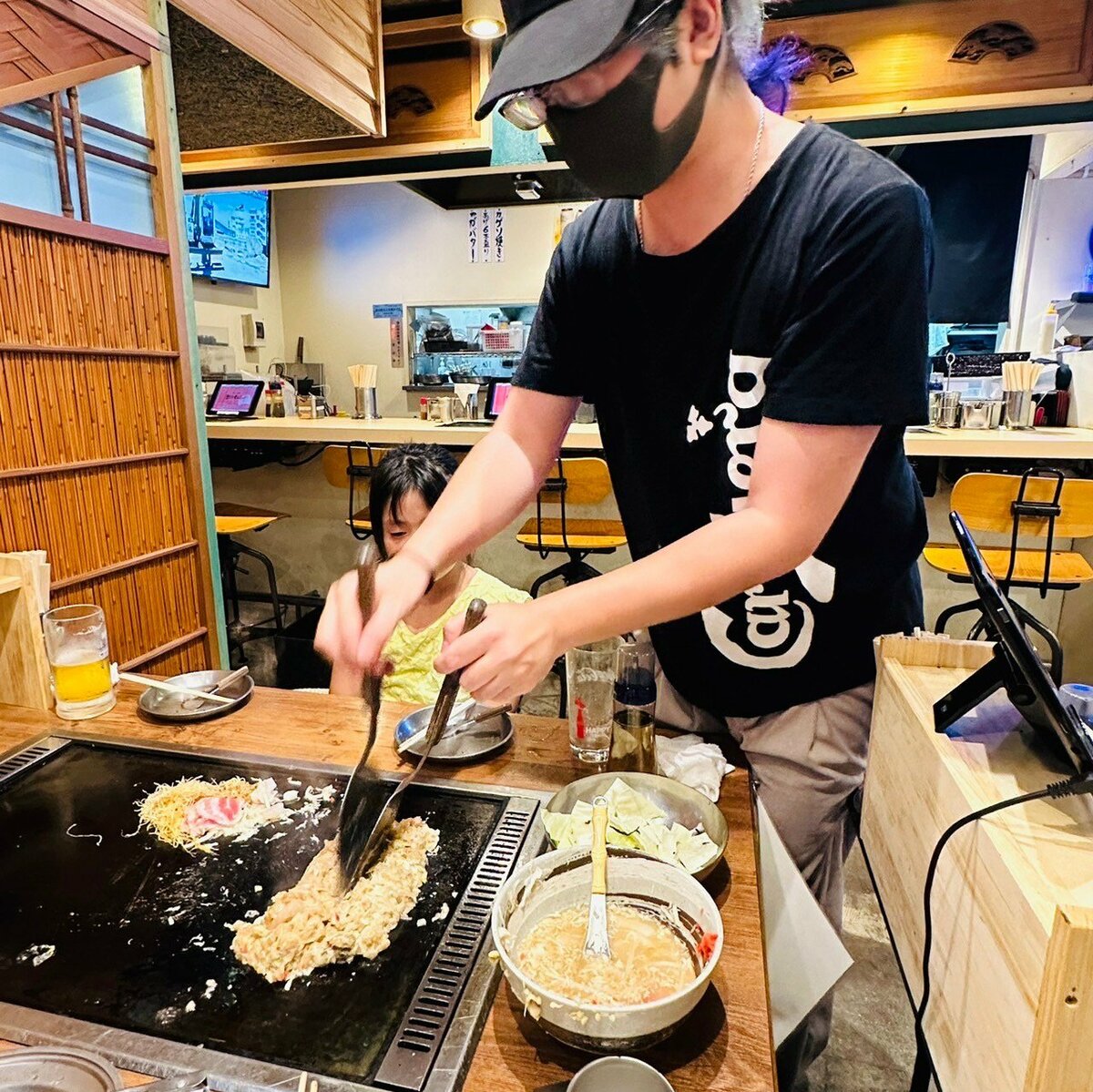 レトロ和空間でワイワイと♪ 富山駅前に6月オープン「鉄板焼酒場どんなもんじゃ!!」 コノコト｜北日本新聞webunプラス