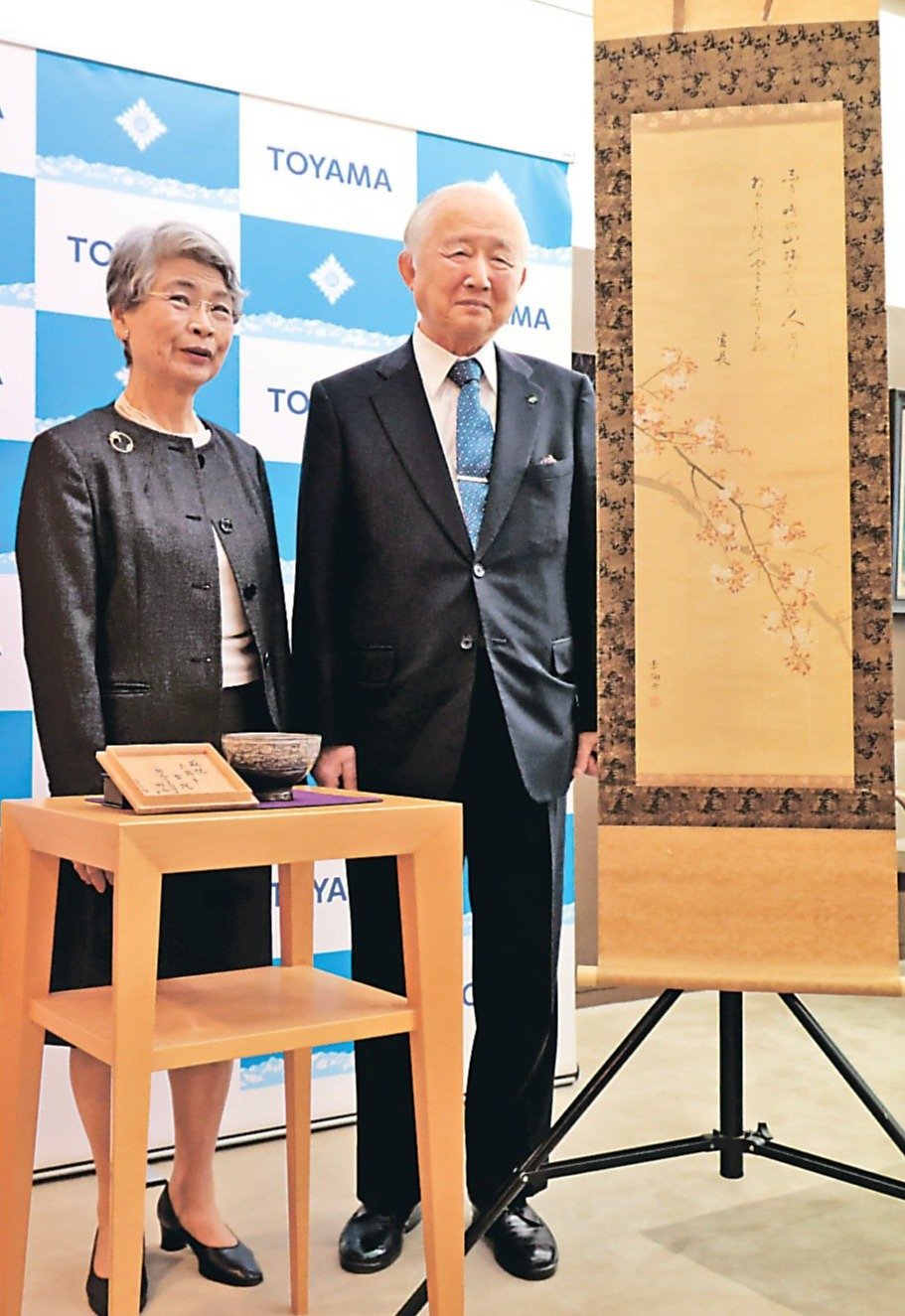 日本画・茶道具17点寄贈 富山第一銀相談役の金岡さん夫婦、佐藤記念美術館へ｜北日本新聞webunプラス