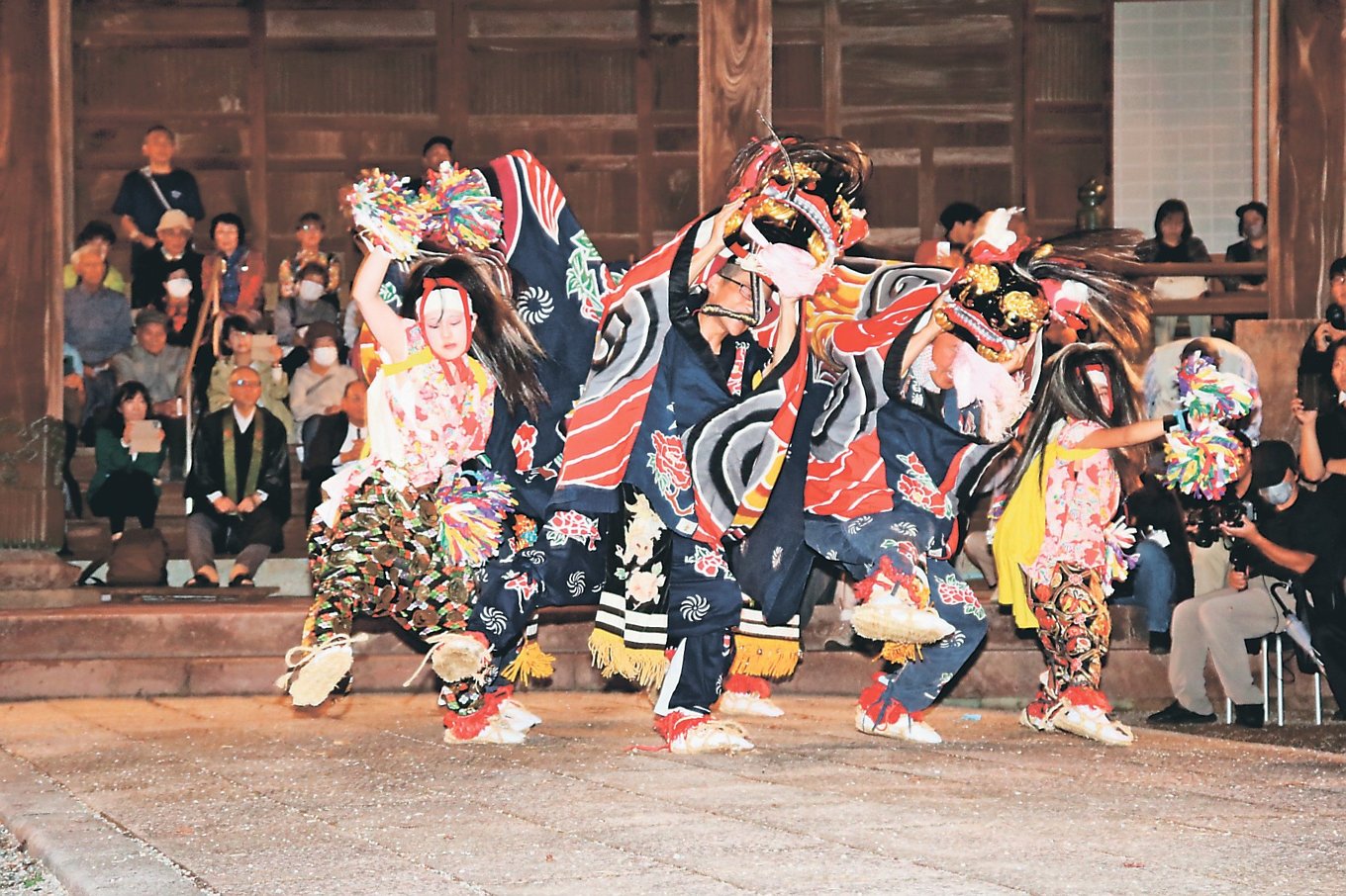 勇壮に獅子舞5団体共演 城端別院善徳寺で「第参幕『秋の陣』」｜北日本新聞webunプラス