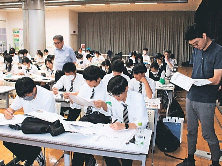 県内高校新聞部員、紙面づくりのポイント学ぶ 高岡で編集研修会｜北日本新聞webunプラス