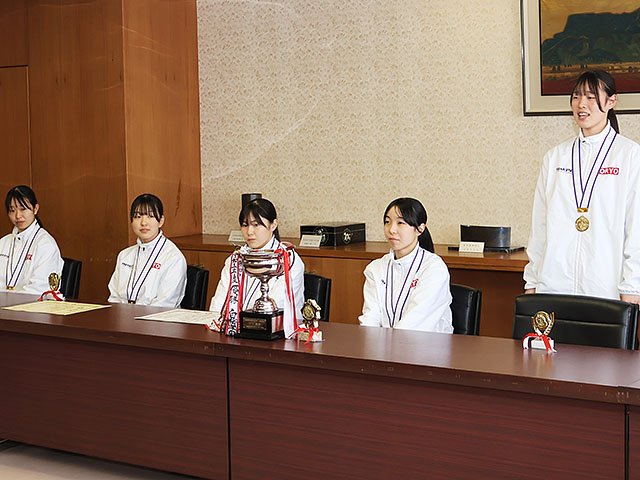 部員一丸で全国V達成 高岡向陵高女子ハンド部が報告｜北日本新聞webunプラス