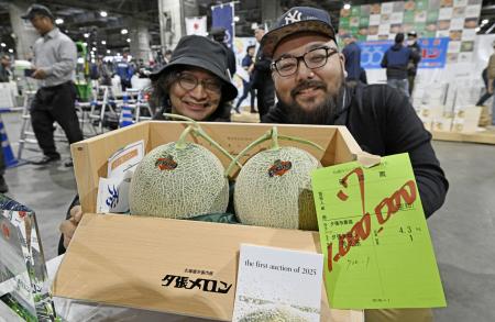 夕張メロン2玉100万円で落札｜北日本新聞webunプラス