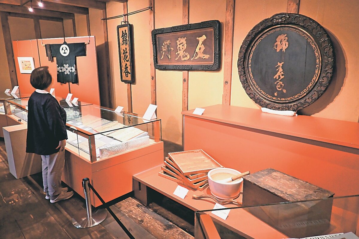 「中田家」薬業の歴史紹介 富山市売薬資料館で企画展、大型円形看板も展示｜北日本新聞webunプラス