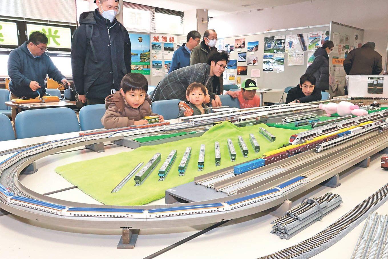 北陸新幹線開業と「べるもんた」運行10周年、鉄道展で祝う 砺波駅にぎわい市、車両模型や広報誌展示｜北日本新聞webunプラス