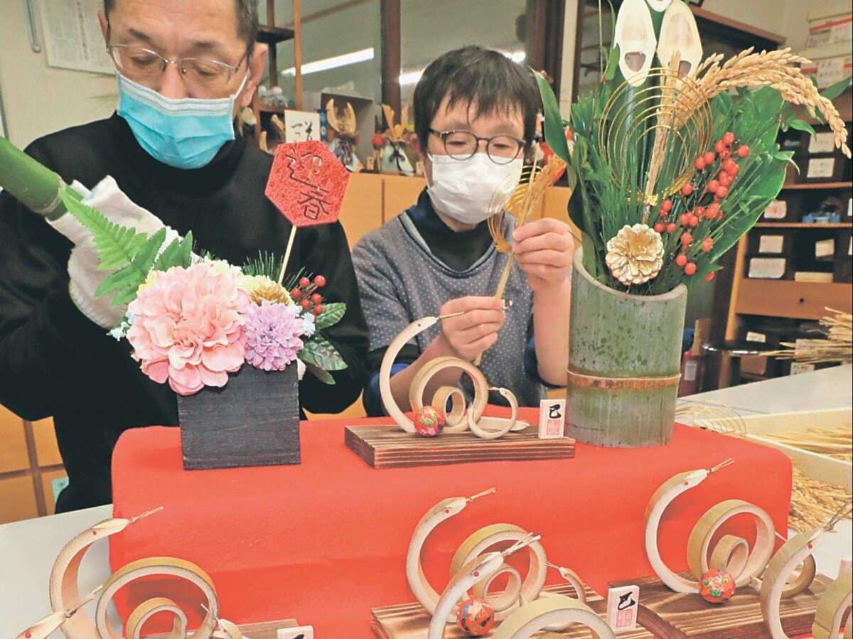 良い年になるように 氷見の安靖共同作業所、えとの置物作り｜北日本新聞webunプラス