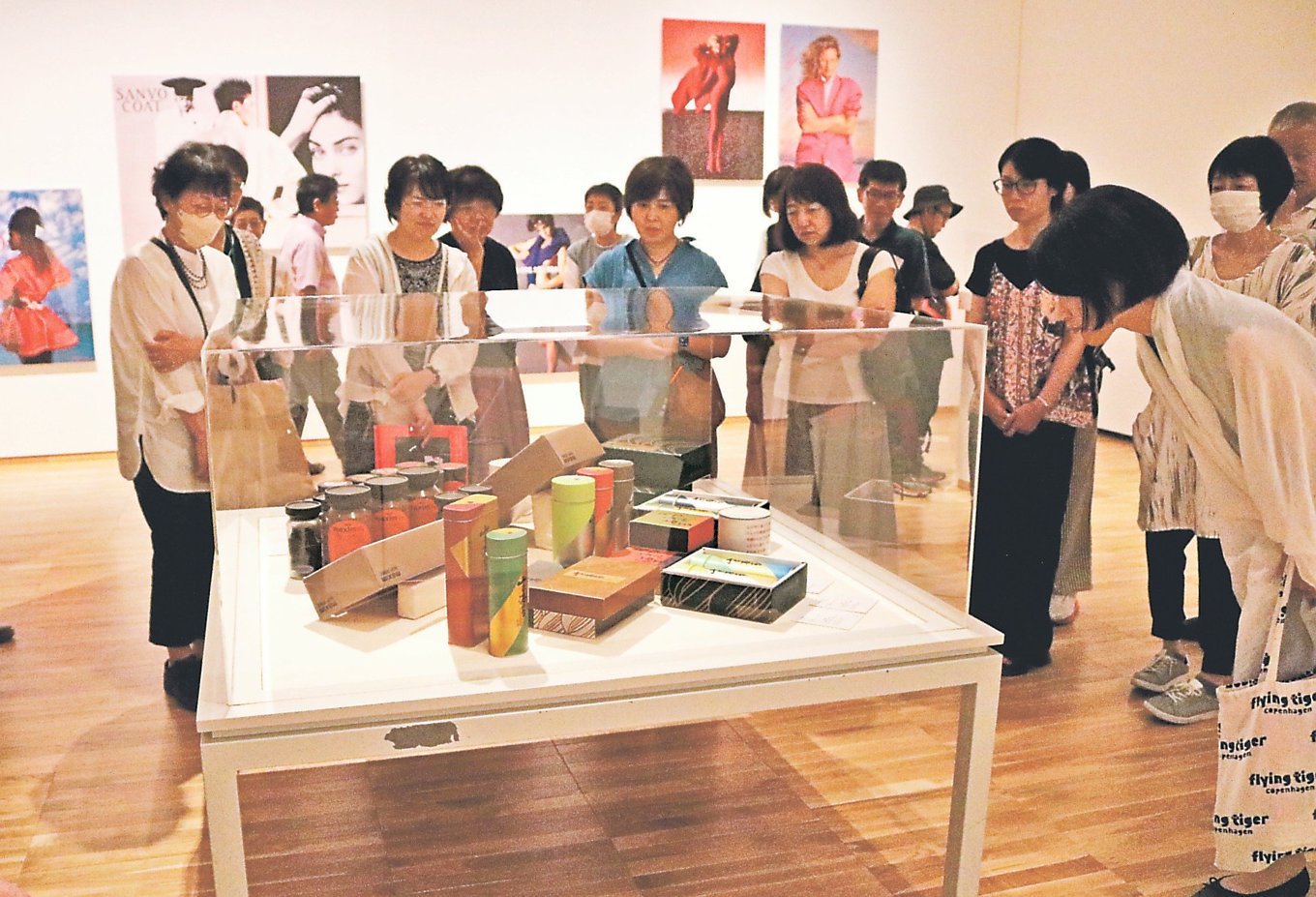 29日閉幕、ファン続々 県美術館「石岡瑛子Iデザイン」、解説で熱意に触れる｜北日本新聞webunプラス