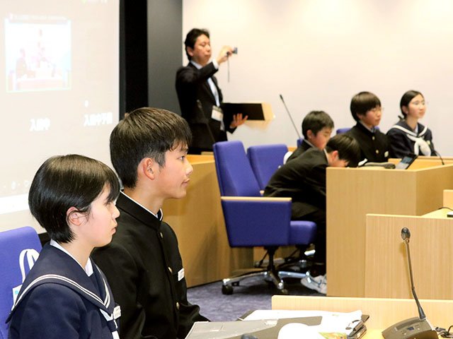 入善の中学生、笹島町長らと活発議論 防犯ブザー配布や商業施設誘致、町政に提言｜北日本新聞webunプラス