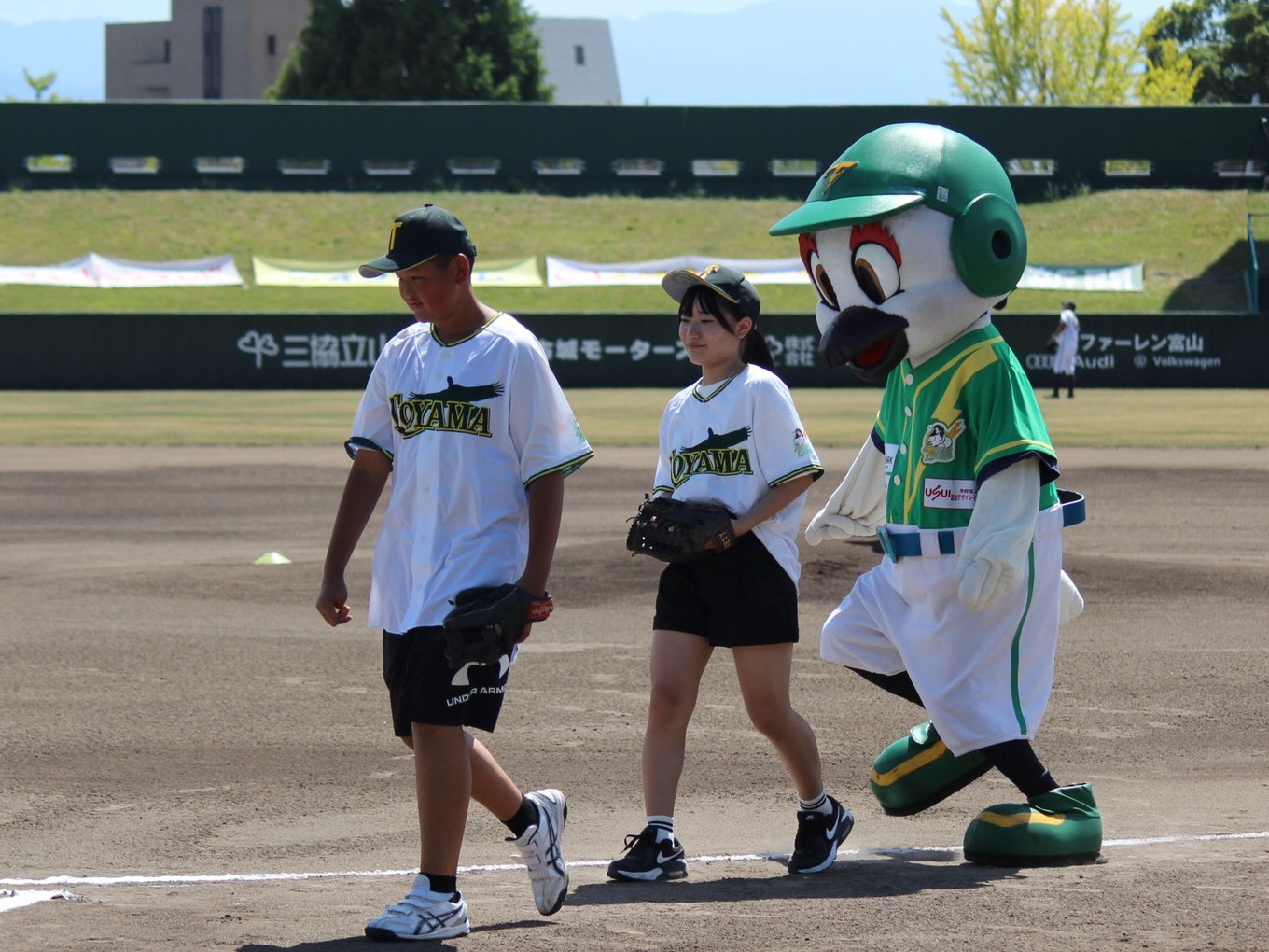 「コントロールは100点」始球式で小中学生が力投！ハイタッチで応援も コノコト｜北日本新聞webunプラス