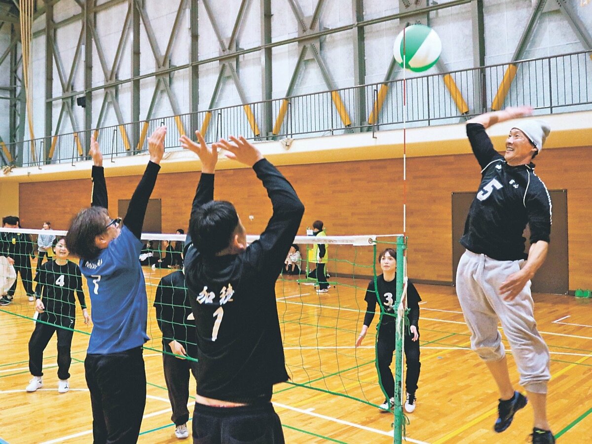 ビーチボール発祥の地に集い熱戦 朝日で交流大会｜北日本新聞webunプラス