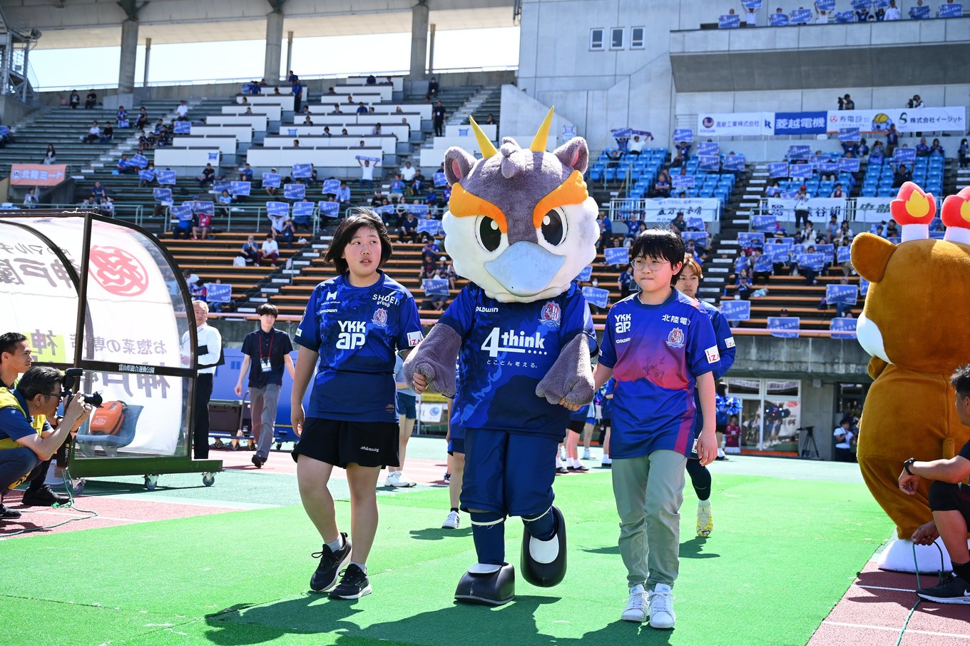 選手エスコートにロッカー見学も！カターレ富山「北日本新聞スペシャルマッチ」で特別体験 コノコト｜北日本新聞webunプラス