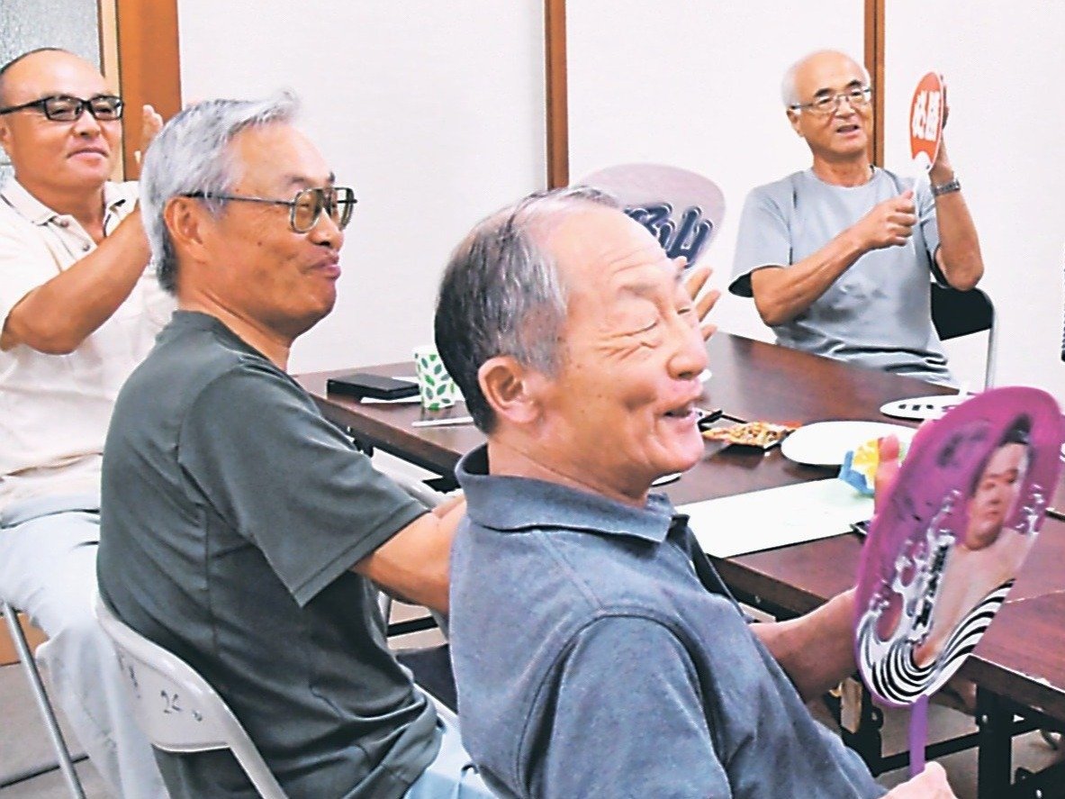 朝乃山の化粧まわし姿に笑顔 地元の富山・呉羽、住民がテレビ観戦｜北日本新聞webunプラス