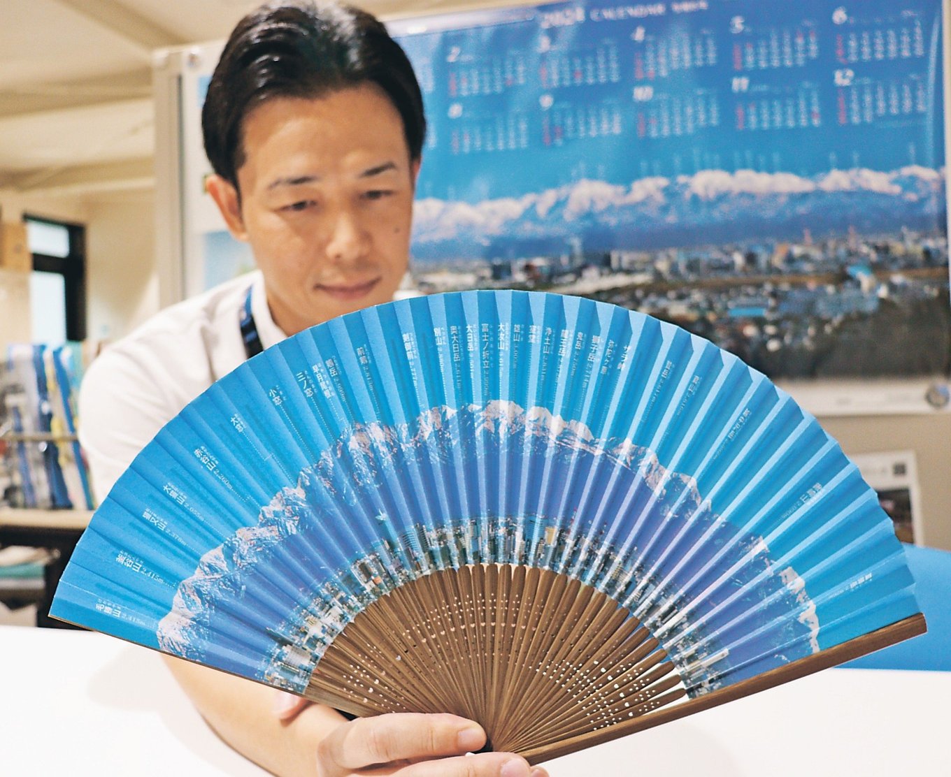 扇子に立山連峰の大パノラマ 富山市観光協会、SNSの反響受け商品化｜北日本新聞webunプラス