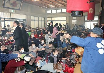 豆まき「福は内」 南砺・福野の安居寺で節分会｜北日本新聞webunプラス