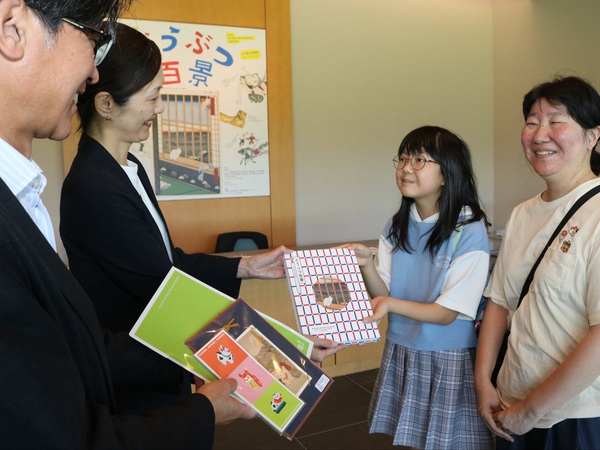 来場者1万人超える 県水墨美術館「どうぶつ百景展」、親子に記念品｜北日本新聞webunプラス