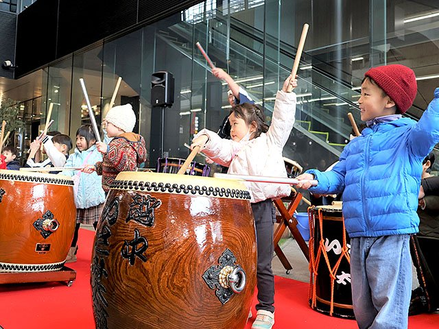 子どもたちが太鼓の演奏披露 富山・SOGAWA BASE｜北日本新聞webunプラス