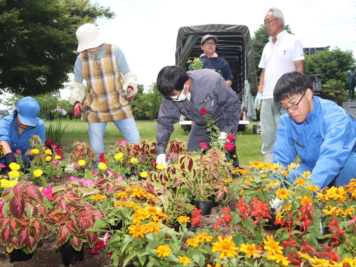 花の苗植え、公園鮮やか 小矢部・水落自治会と園芸高生｜北日本新聞webunプラス