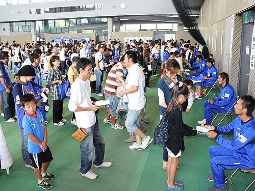 選手とサポーターが交流 射水でカターレ感謝祭｜北日本新聞webunプラス