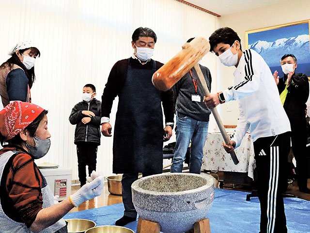 国籍超えてぺったんこ 高岡・牧野地区、餅つきで交流深める｜北日本新聞webunプラス