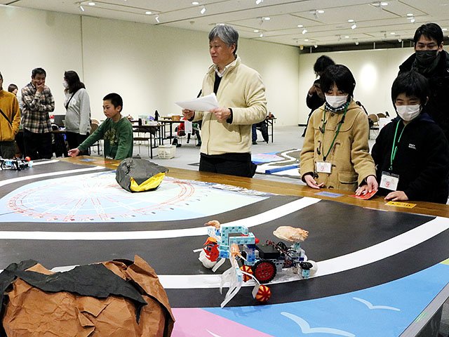 カニ型ロボットで対戦 魚津、県内外の児童参加｜北日本新聞webunプラス