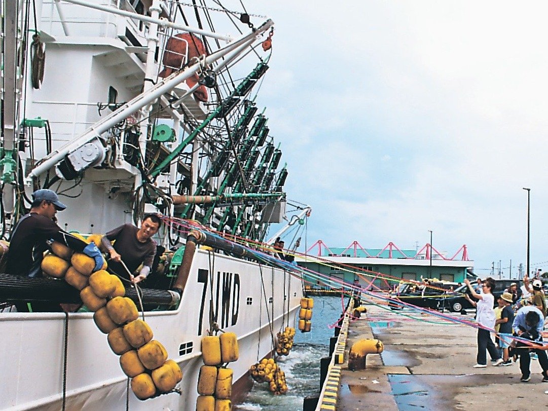 大型サンマ船が魚津出港、大漁願い根室へ 10日解禁｜北日本新聞webunプラス