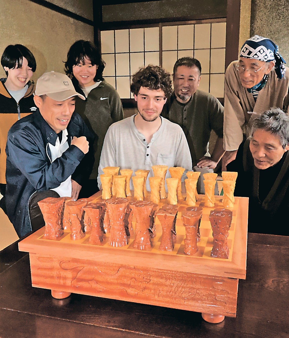 南砺・井波の技生かしチェス駒 独の彫刻家ワイツさん、5ヵ月かけ制作｜北日本新聞webunプラス