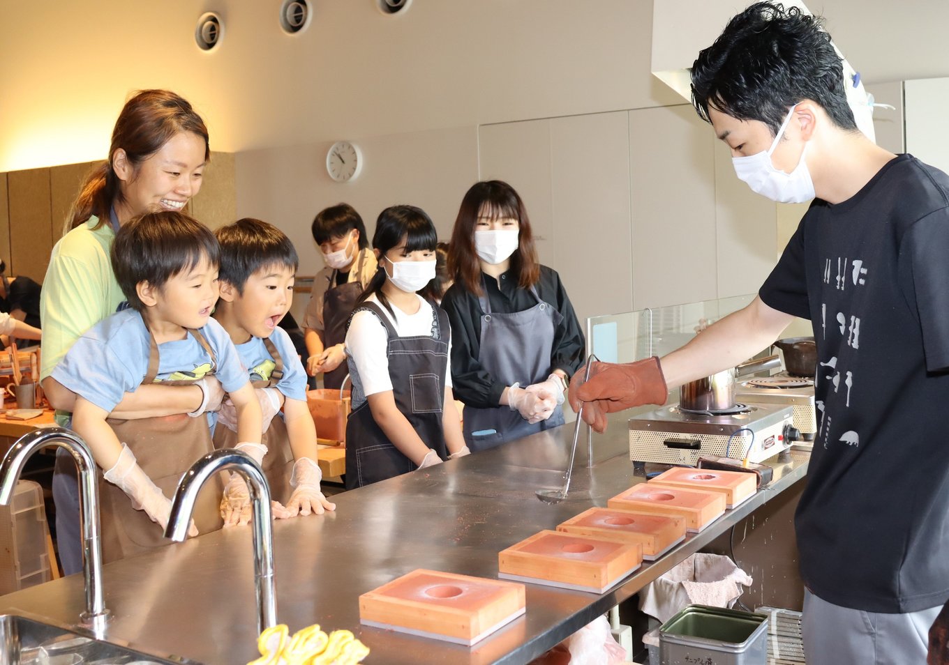 能作で伝統の鋳物作りを体験【Let‘s go 産業観光】 コノコト｜北日本新聞webunプラス