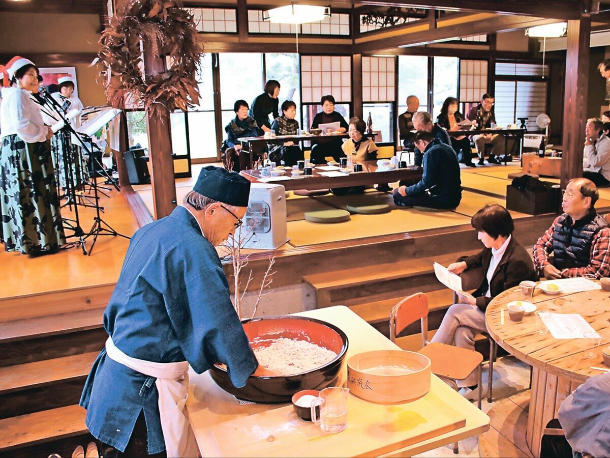 打ちたてそばとハーモニカの優しい音色 魚津で愛好家、来場者もてなす｜北日本新聞webunプラス