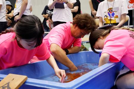 「金魚すくい」はスポーツだ！伝来300年の大和郡山、世代を超えて白熱 道場の門下生は400人、街に根付く金魚の文化｜北日本新聞webunプラス