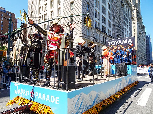 NYでおわらPR 「ジャパンパレード」に八尾の保存会、富山市長は甲冑姿｜北日本新聞webunプラス