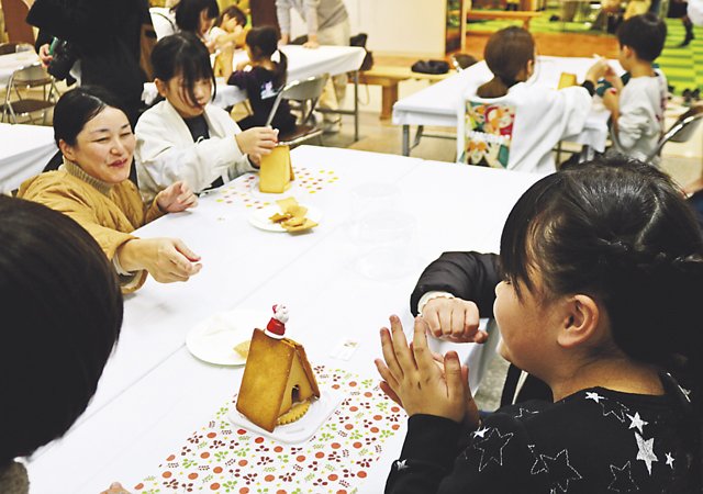 お菓子の家、親子で作ったよ 高岡でクリスマスイベント｜北日本新聞webunプラス