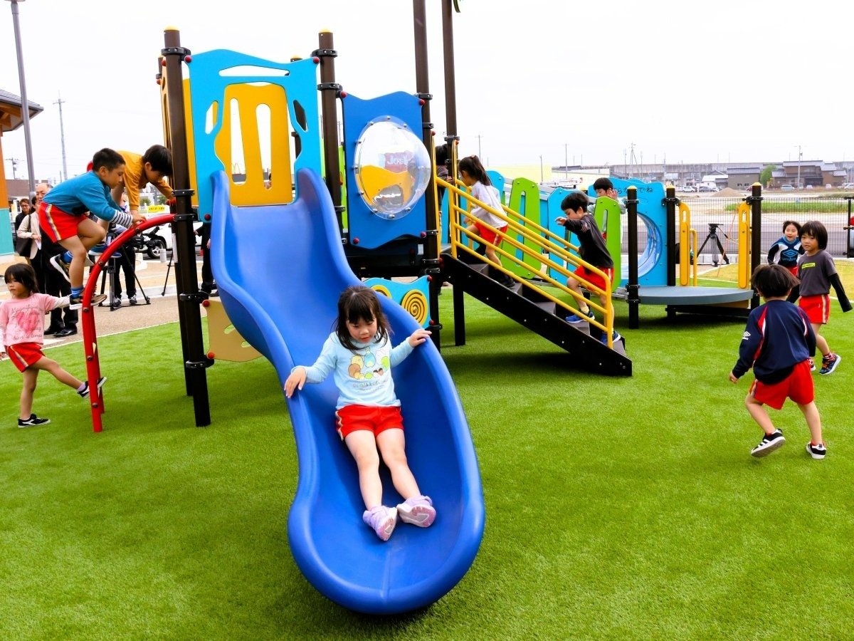 射水市内にインクルーシブな新公園！雨でもOKな遊具場も コノコト｜北日本新聞webunプラス