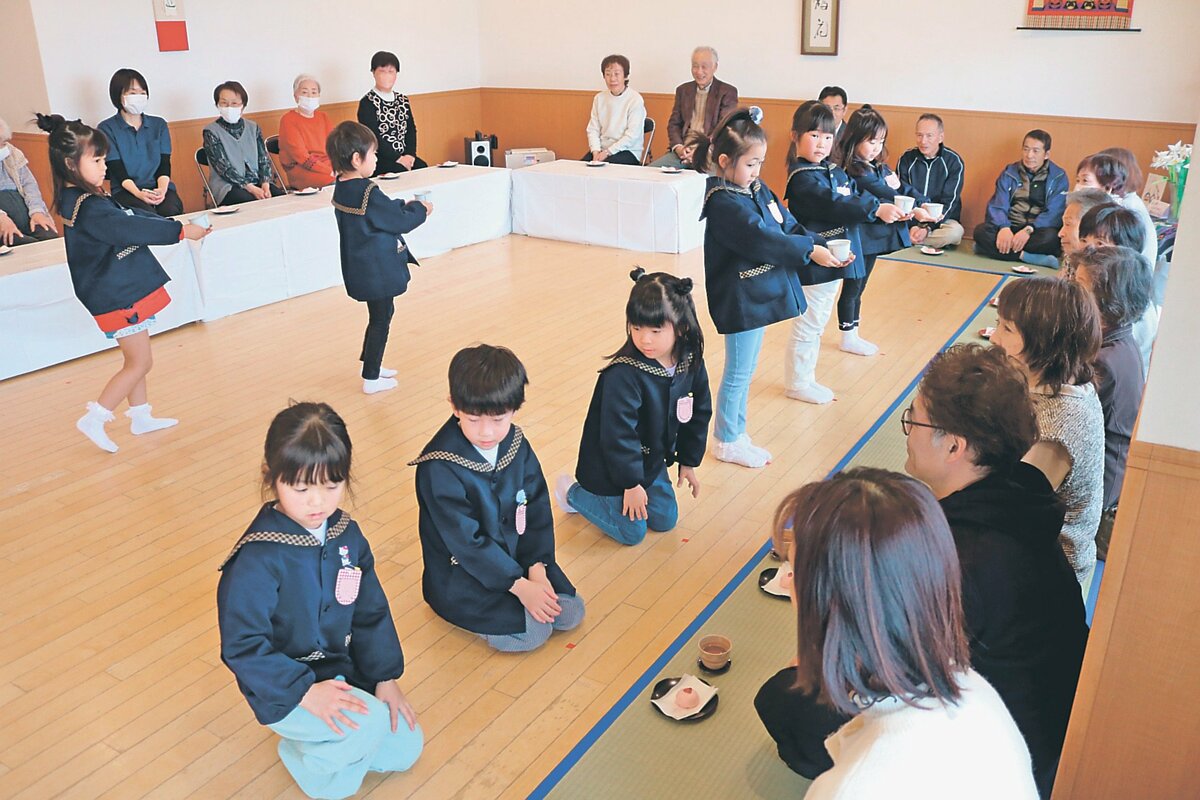 感謝込め一服どうぞ 射水おおぞら保育園、住民招き茶会｜北日本新聞webunプラス