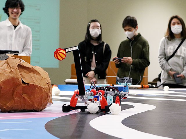 カニ型ロボットで対戦 魚津、県内外の児童参加｜北日本新聞webunプラス