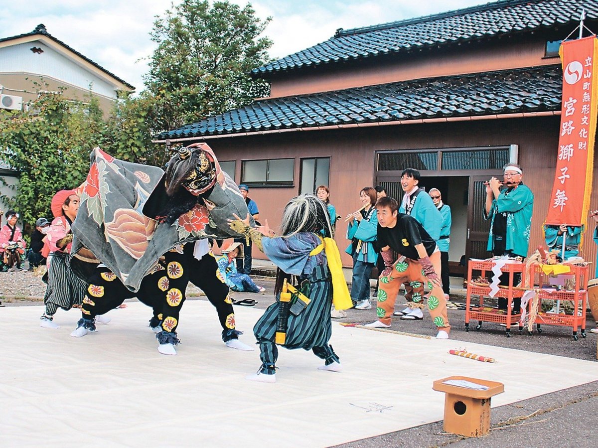 立山町の宮路獅子舞100年の節目、勇壮な舞い 女子中学生・年長児らも参加｜北日本新聞webunプラス